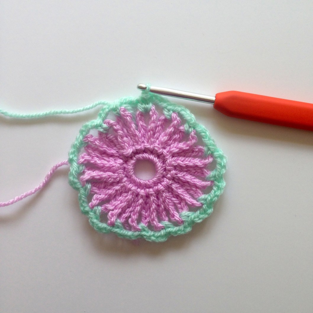 Delicate Daisy Square pattern | crochetime