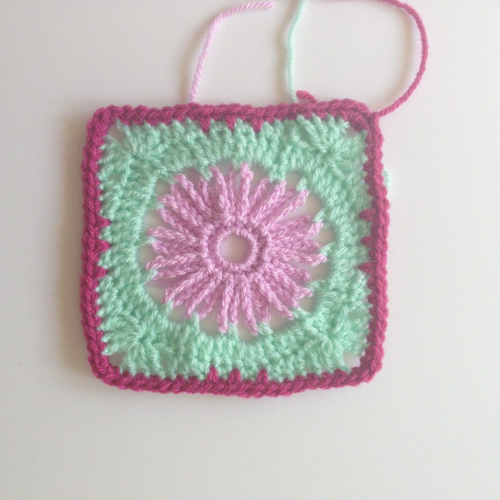 Delicate Daisy Square pattern | crochetime