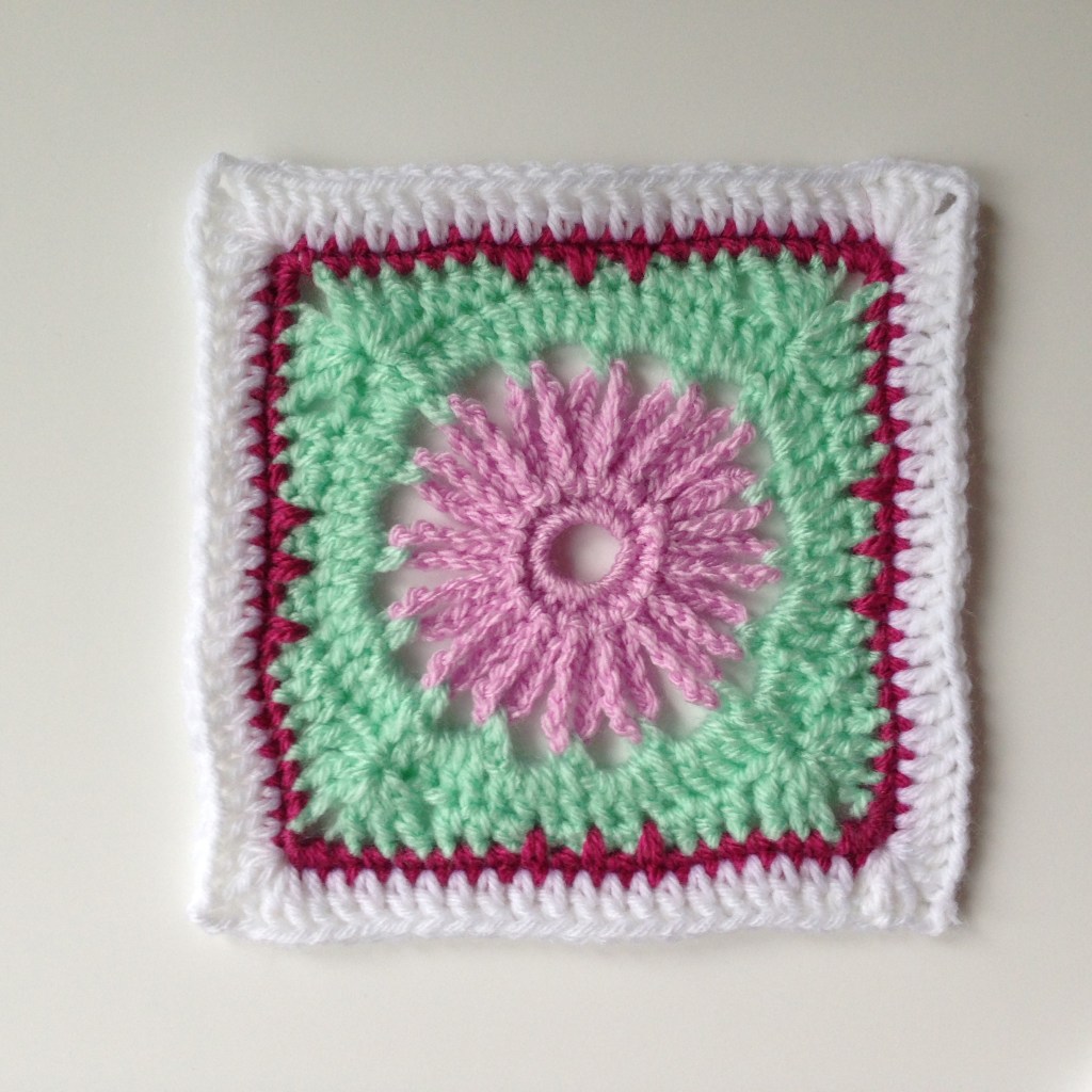 Delicate Daisy Square pattern | crochetime