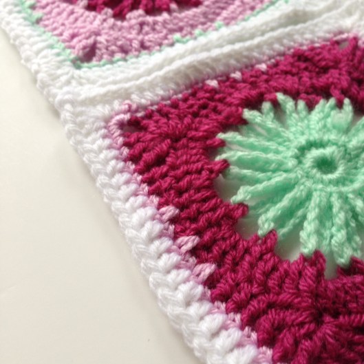 Delicate Daisy Square pattern | crochetime